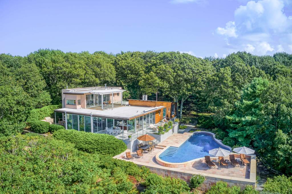 Architecturally Award-Winning House Looks Out Over Water From Shelter ...